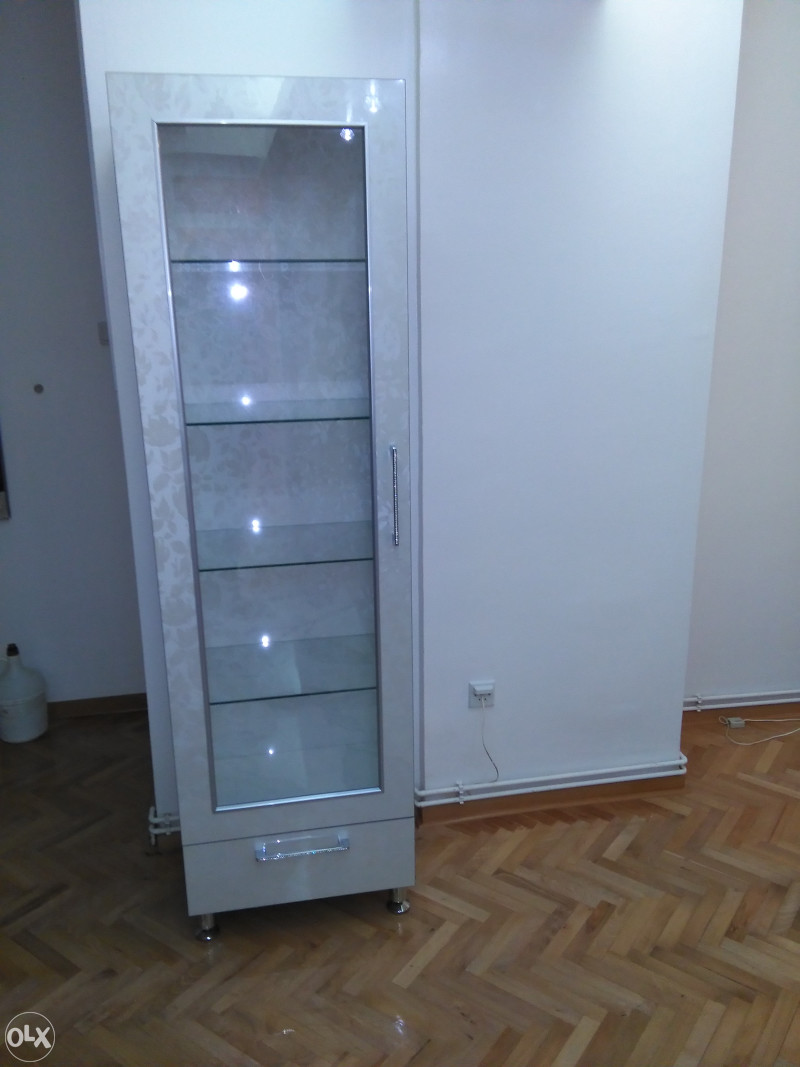 VITRINA STAKLENA 3D KANT TREBINJE - Vitrine - OLX.ba